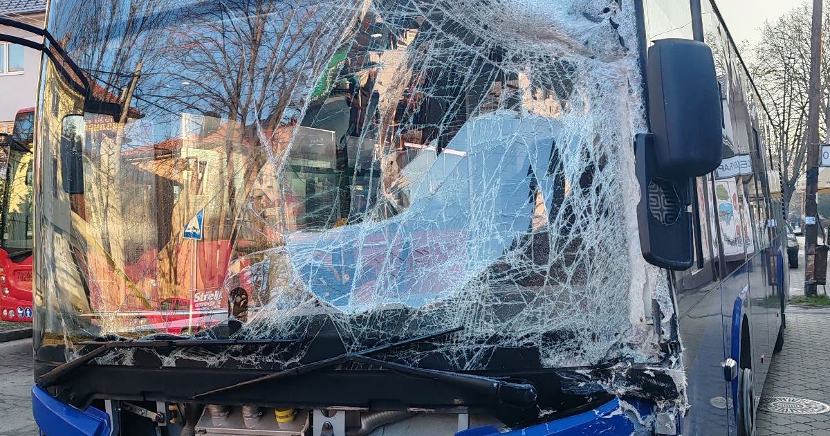 Prve slike iz Zemuna: Autobusi smrskani nakon sudara, prizor je strašan - Vesti - Telegraf.rs