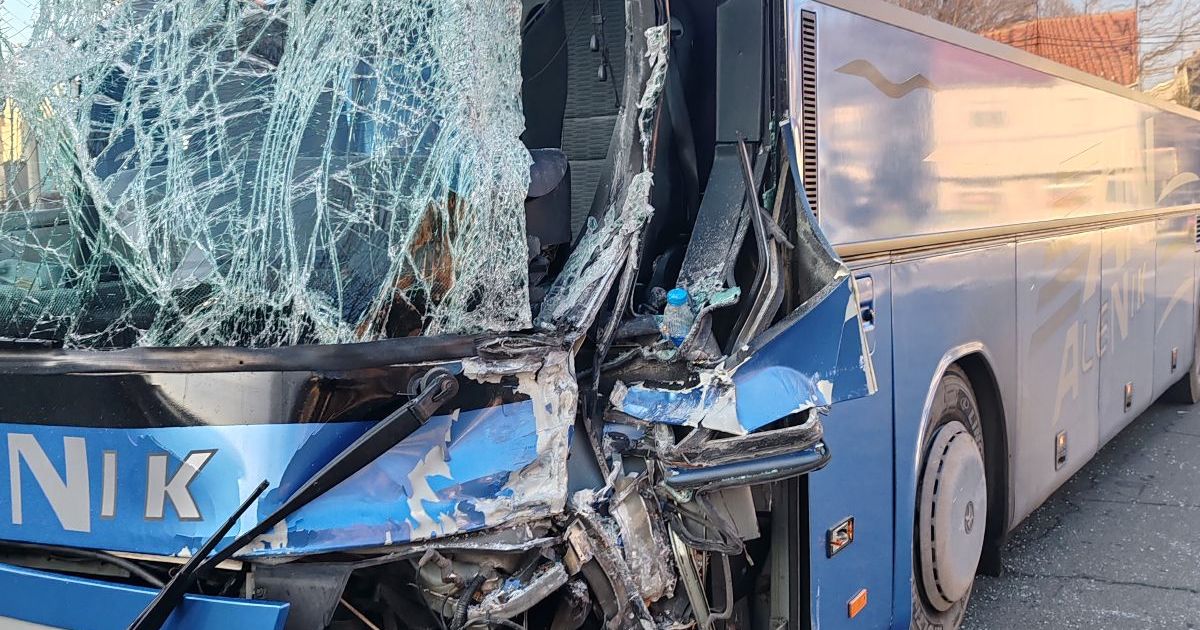 Svedoci tvrde da je vozač zaspao i prešao u suprotan smer: Detalji sudara autobusa u Zemunu ...