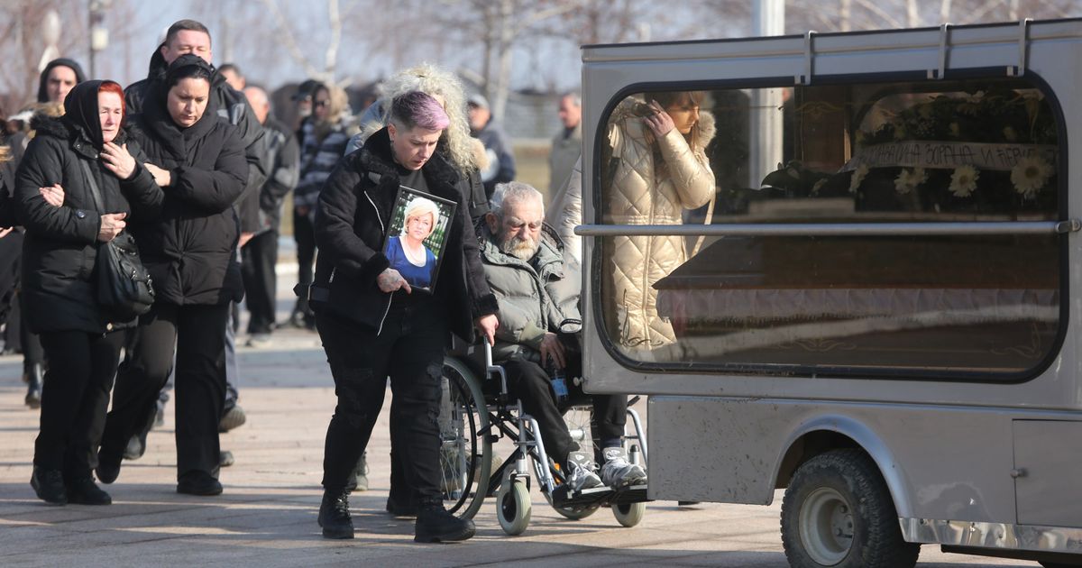 Matora uplakana ide iza sanduka, jedna žena je pridržava: Oca guraju u kolicima, povorka krenula ...