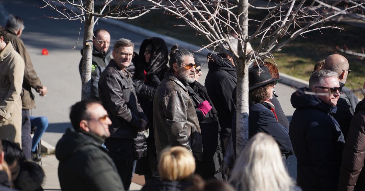 Sahrana Dejana Matića: Supruga neutešna sa sinovima, za njima stigao ...