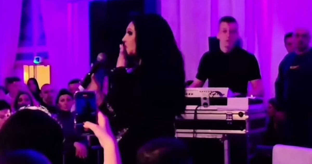 Dragana Mirković prekinula koncert kada je saznala da je umro Saša Popović: U suzama zapevala ...