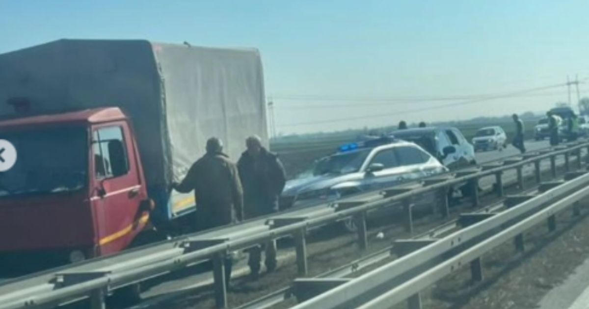 Težak udes na auto-putu kod Inđije: U sudaru učestvovalo i vozilo policije, srča svuda po putu ...