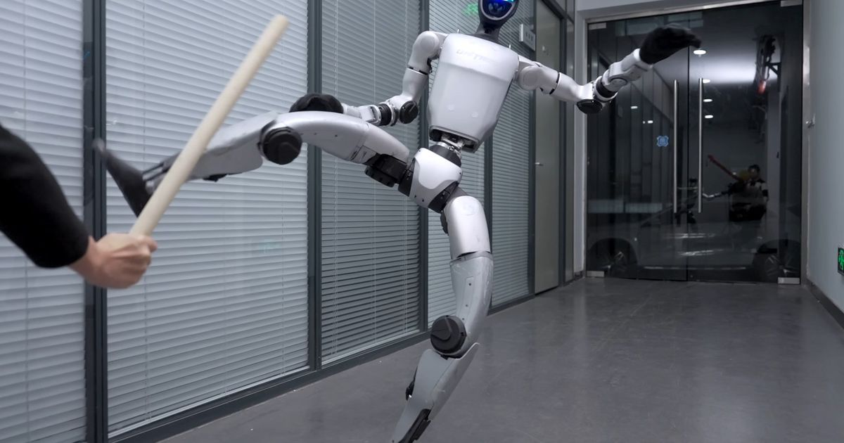 Snimljen trenutak kada kung fu robot šutira oružje iz ruke čoveka: Neće ...