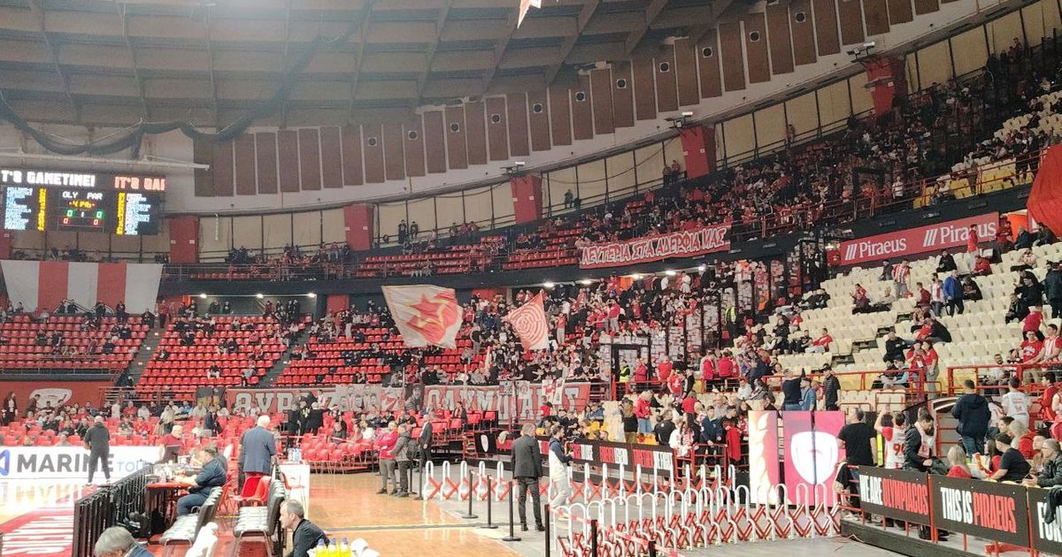 Navijači Zvezde razvili barjak u Pireju pred meč sa Partizanom, pa ...