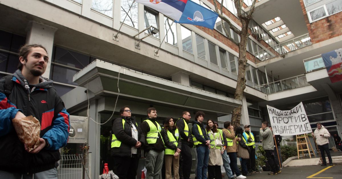 Studenti nastavili blokadu RTS-a, trajaće do 21 sat: Evo kako o tome izveštava i sam javni ...