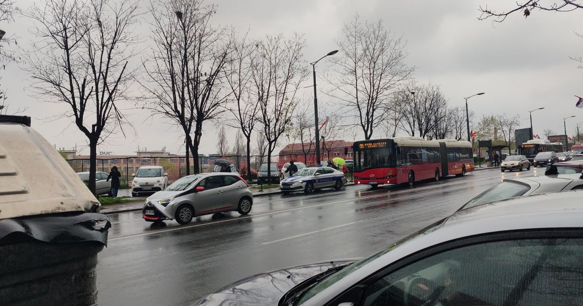 Prve slike sa mesta udesa u Beogradu: Putnici povređeni zbog naglog kočenja autobusa na liniji ...