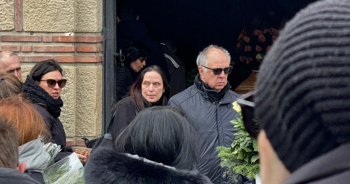 Bule Goncić sa suprugom i starijom ćerkom izašao iz kapele: Tužna scena na Novom groblju ...