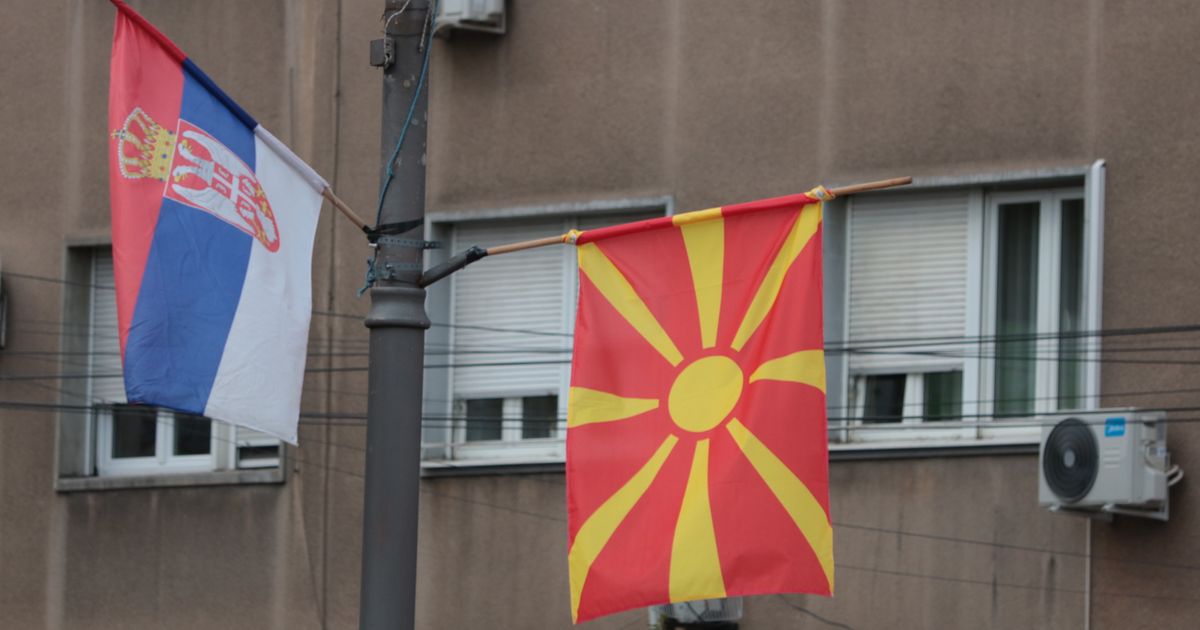 Zastave spuštene na pola koplja, boje Severne Makedonije uz boje Srbije ...
