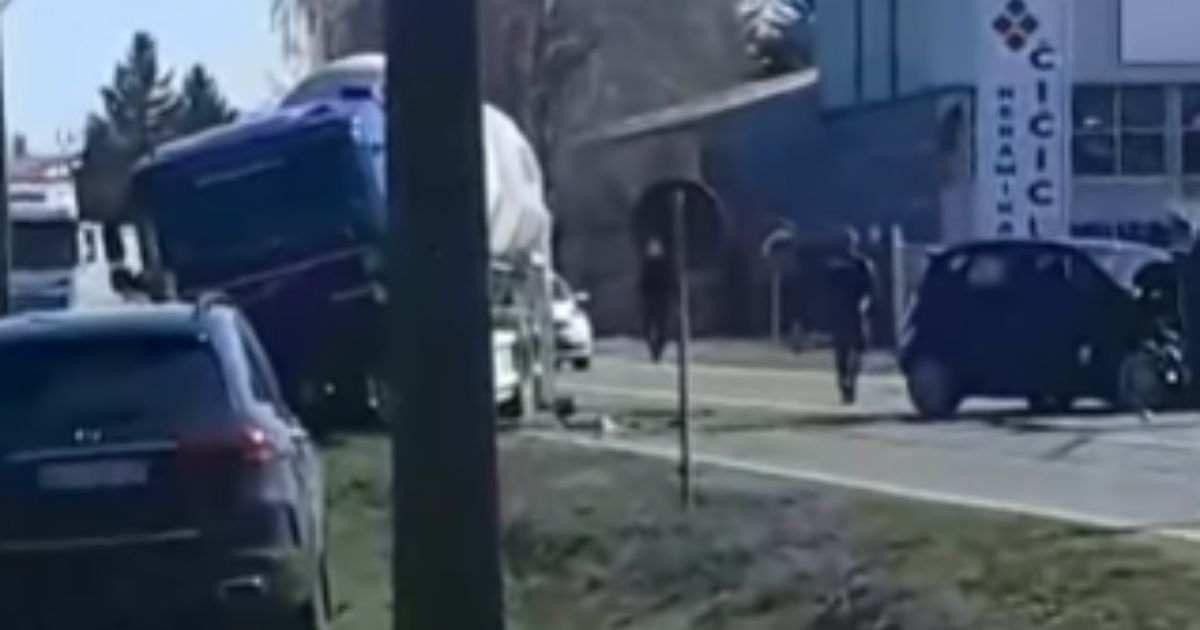 Silovit sudar na ulazu u Kovin: Teretnjak u kanalu, automobil smrskan spreda, Hitna i vatrogasci ...