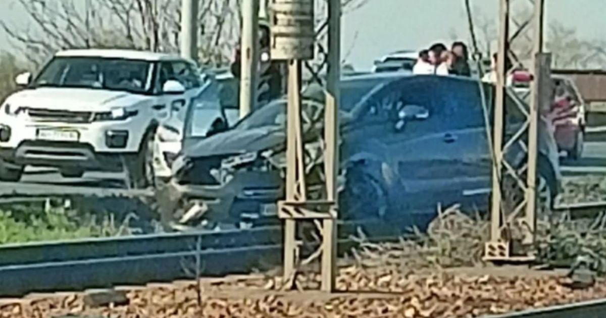 Prve slike sa lica mesta: Ovo je auto koji je sleteo na šine na ...
