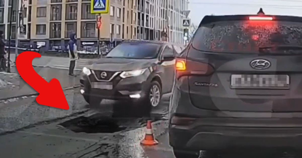 Automobil nasred ulice upao u rupu: Bizaran snimak preplavio mreže, jedno pitanje ostaje bez ...