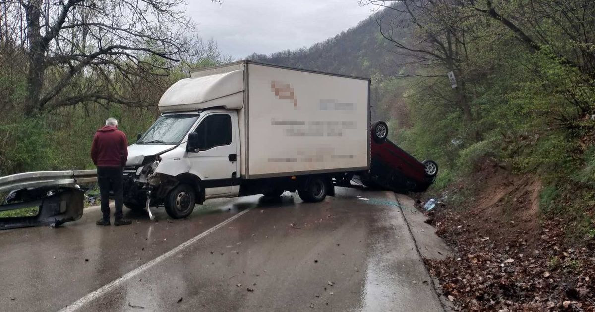 Bizaran udes kod Bovanske klisure: "Fiat" se prevrnuo, vozač kombija stao da mu pomogne, onda je ...