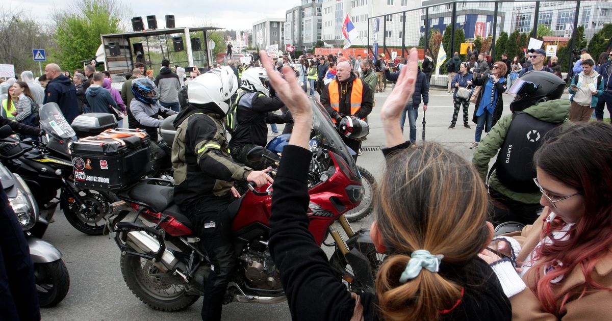 Studenti u blokadi blokirali zgradu u kojoj je redakcija "Informera" - Vesti - Telegraf.rs