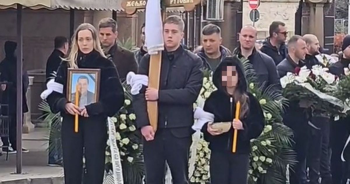 Krenula tužna povorka, Rutovića do gorba ispraćaju uz trubače - Telegraf.rs