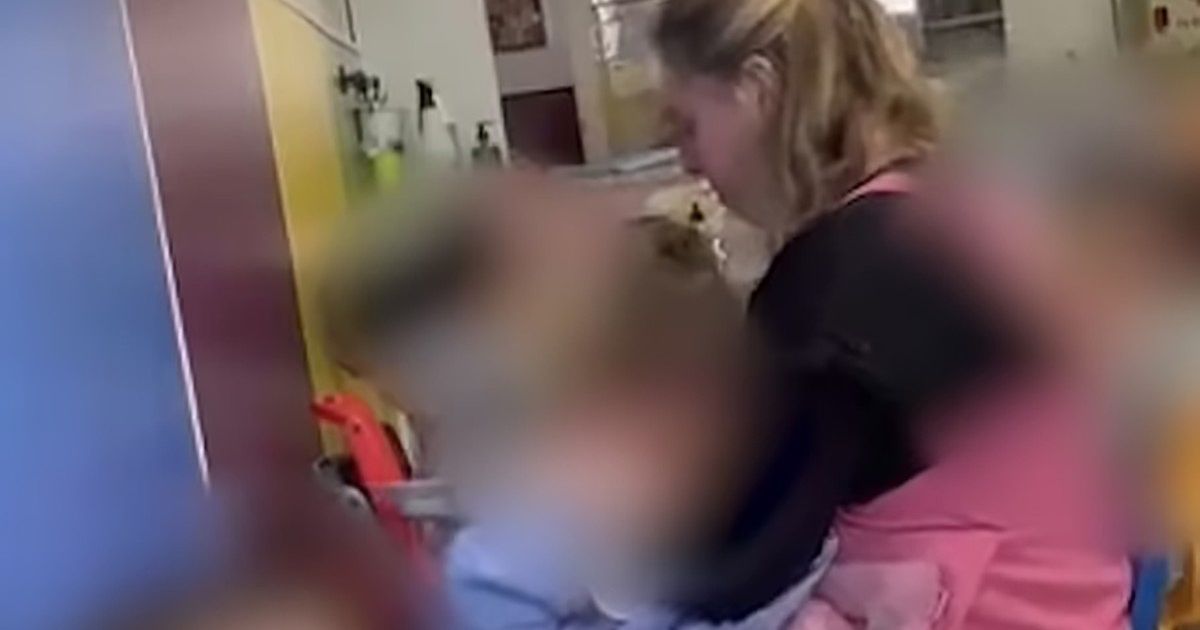 Vaspitačica na silu tera dete da jede, udara mu glavom u zid: Objavljen šokantan snimak ...