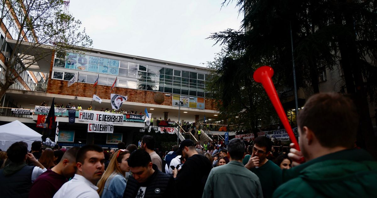 Studenti u blokadi 22. sat blokiraju RTS, kod RTV se ponovo okupila grupa građana - Vesti ...