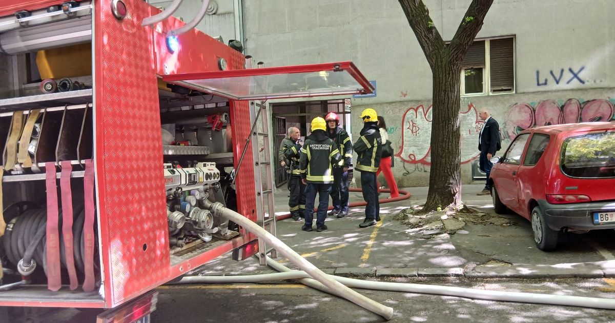 Prve slike sa mesta požara u centru Beograda: Sumnja se da je ovo uzrok, slomiće vam srce ...