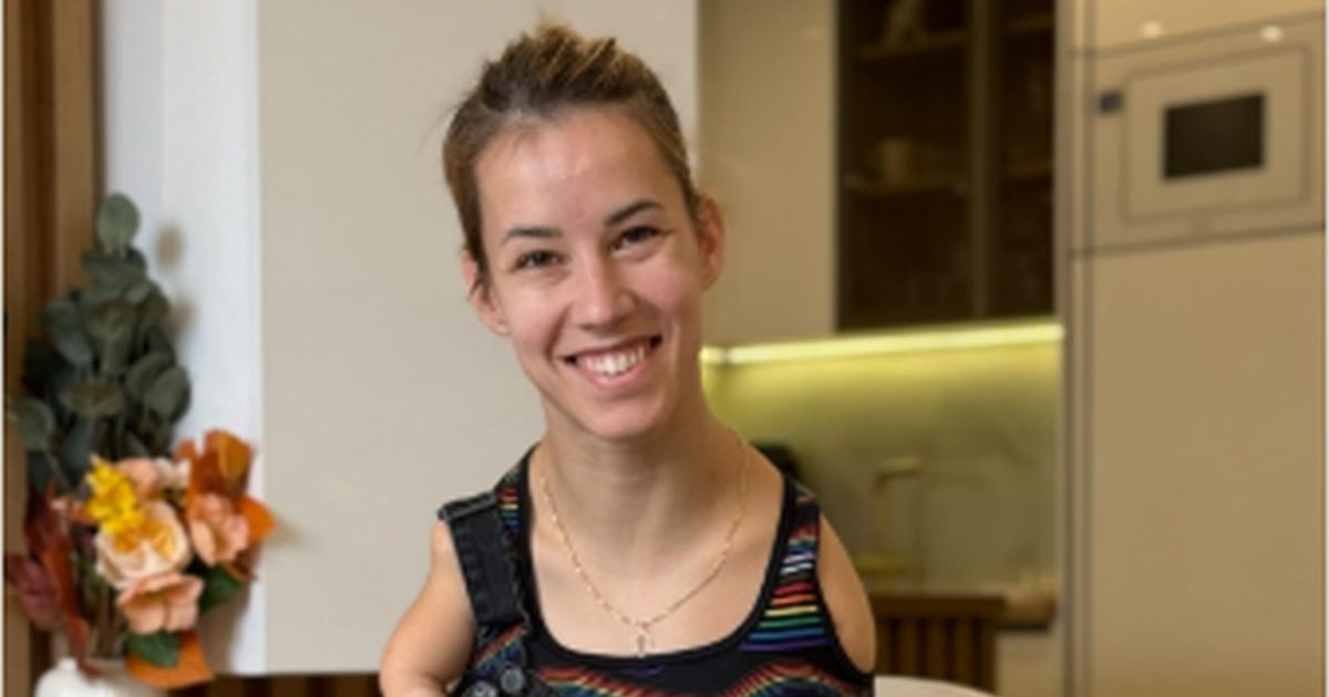 Ovako Devojka sa krilima farba jaja za Vaskrs: Pomaže joj i ćerka Lara, praznik je u bojama ...