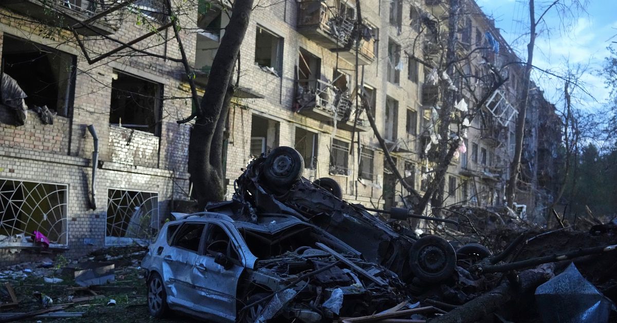 Stambene zgrade u plamenu, telefoni zvone u ruševinama: Pogledajte kako izgleda Kijev nakon ...