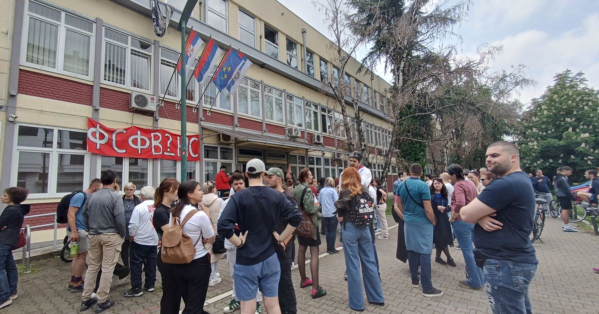 Ispred DIF-a u Novom Sadu mirno, policija se povukla, grupa studenata i dalje blokira zgradu ...