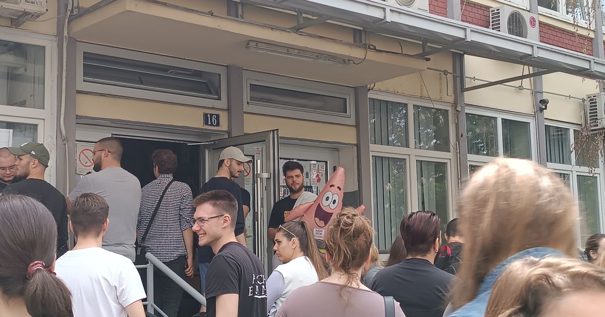 Dekan DIF u Novom Sadu ušao na taj fakultet, čiju zgradu studenti u blokadi blokiraju od 22 ...