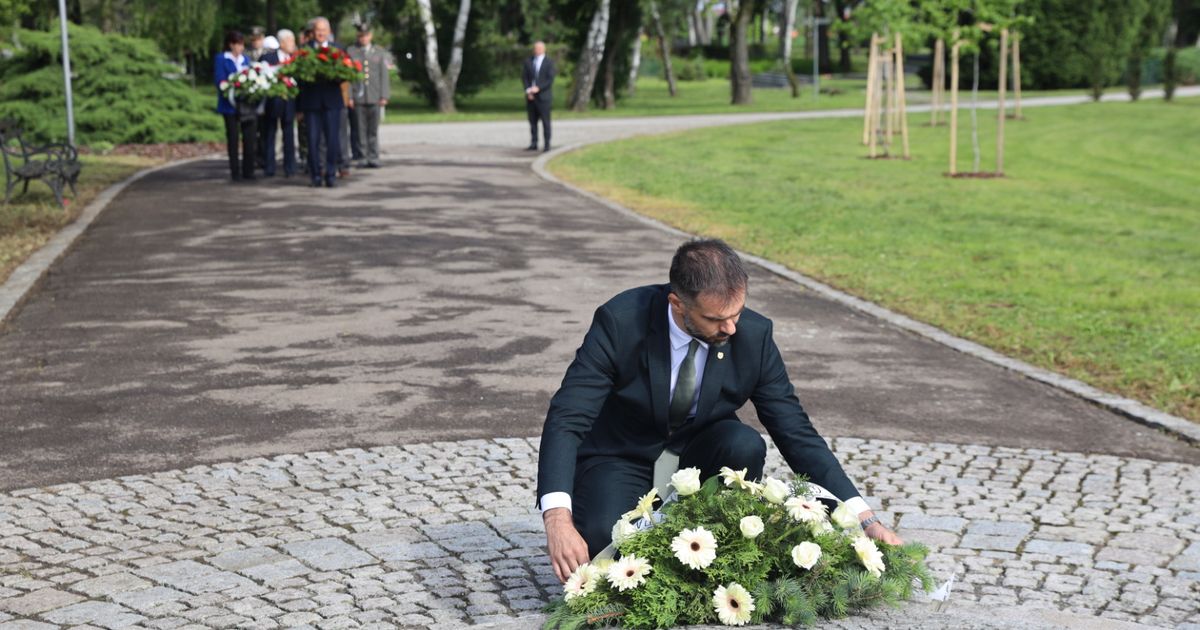 Novi Sad: Položeni venci na Spomen groblju u znak sećanja na pale borce ...