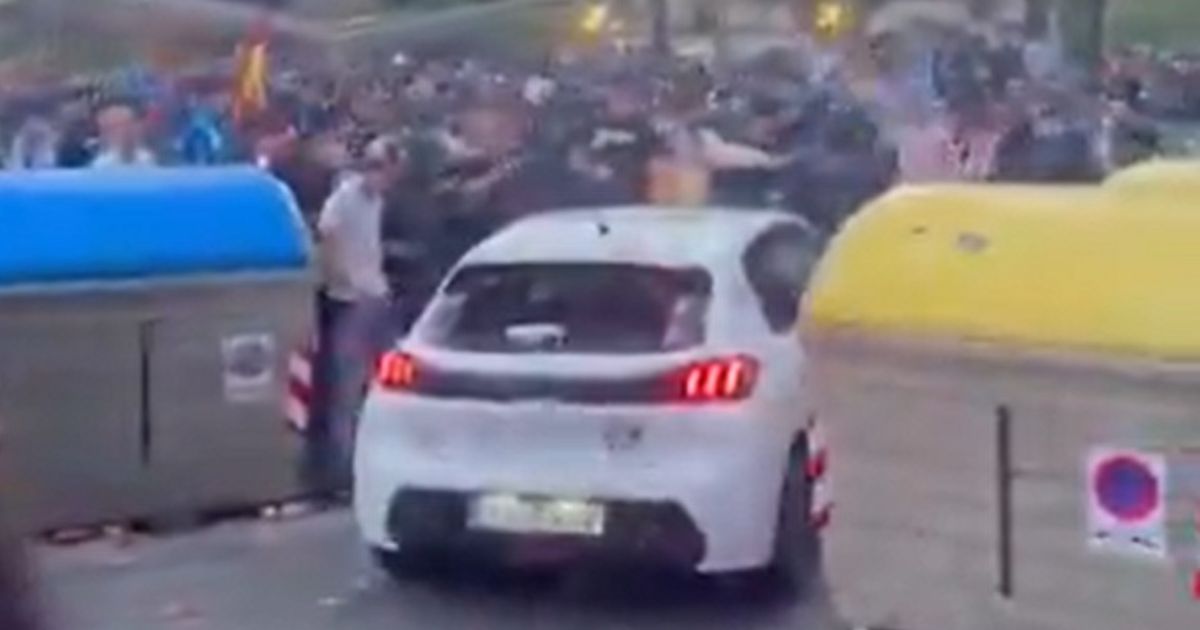 Haos pred derbi Barselone: Automobil uleteo u masu navijača Espanjola, nastala panika! - Telegraf.rs