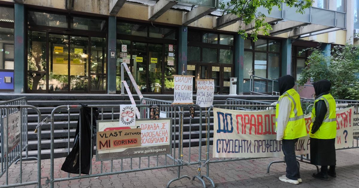 Studenti u blokadi i dalje blokiraju zgradu suda u Novom Sadu - Vesti - Telegraf.rs