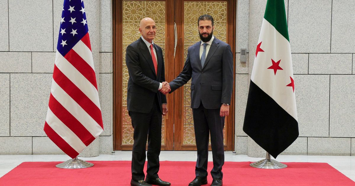 Istorijski događaj: Zastava SAD svečano podignuta ispred rezidencije ...