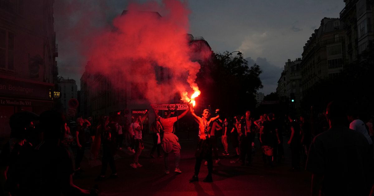 Ratno stanje u Parizu, grad gori: Tuča navijača PSŽ-a i policije ...
