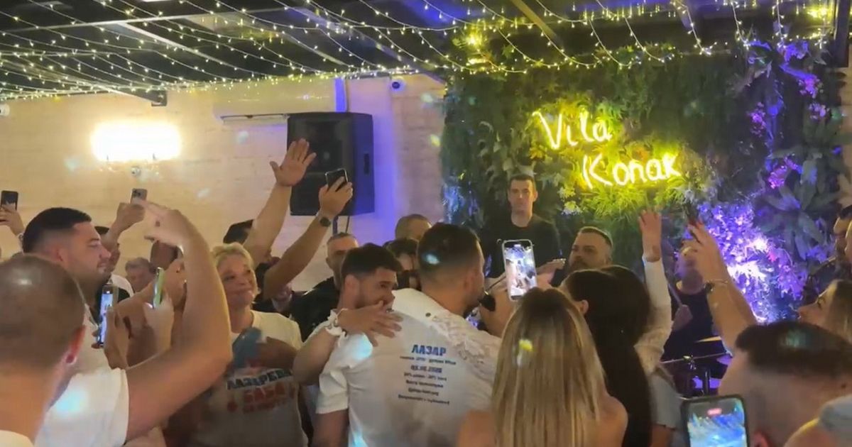 Uroš Živković se latio mikrofona, pa zapevao emotivne reči za tek rođenog sina: Otac i majka na ...