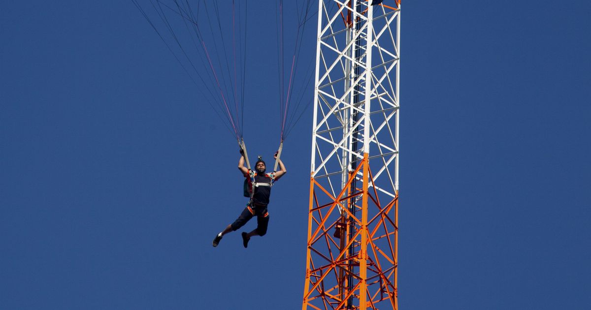 Padobranac skočio s tornja, pa se zakačio za konstrukciju: U toku je ...