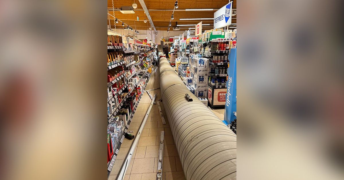 Nesreća u supermarketu: Metalna cev za ventilaciju pala na kupce, ima ...