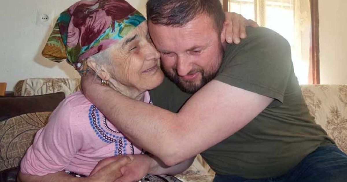 Majka iz Novog Pazara pronašla sina nakon nakon 40 godina, snimak susreta lomi srce: Sine moj ...