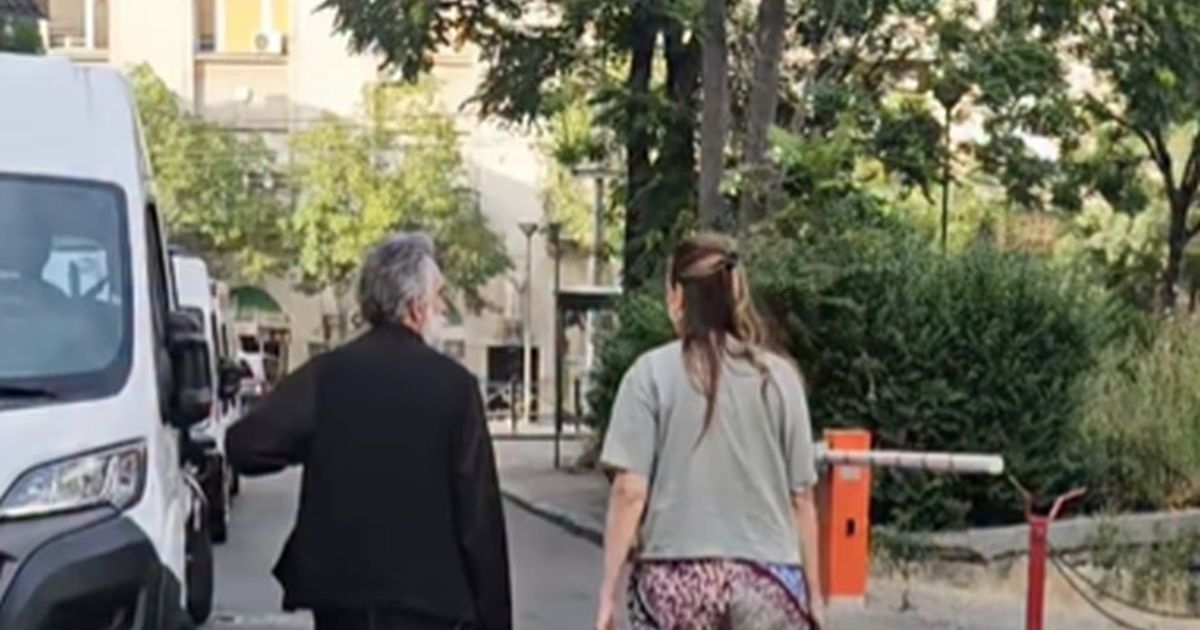 Aleksandra Radović stigla u bolnicu Sveti Sava: Pevačica dovela popa da očita molitvu njenom ocu ...