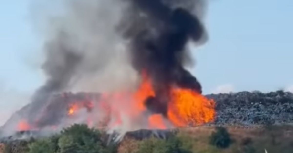Ogroman požar u Kragujevcu: Gori deponija, gust crni dim širi se gradom ...