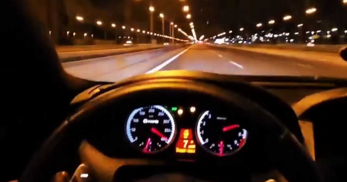Jutjuber vozio gradom 390 km/h, pa se pohvalio snimkom?! Sada je optužen i preti mu ozbiljna ...