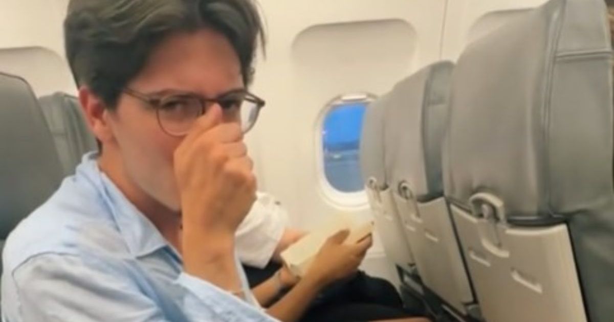 Pokušao je da shvati šta SMRDI U AVIONU, a onda je kamera zumirala ...