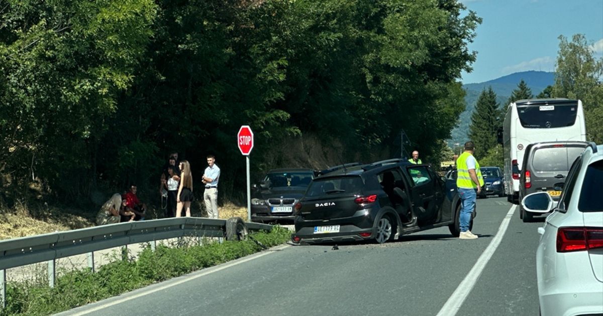 Sudar 2 vozila na putu Požega - Užice: Automobili popreko na magistrali, jedan umalo da sleti u ...