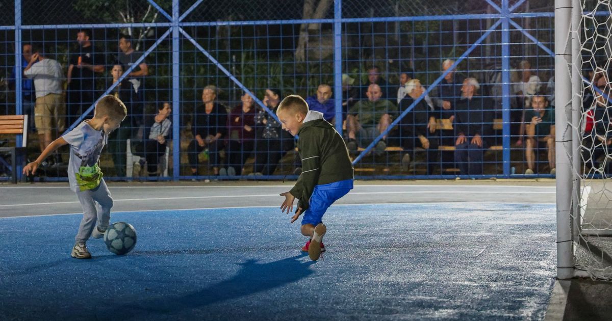 Gujon: Napravili smo novi sportski teren za decu iz enklava - Vesti ...