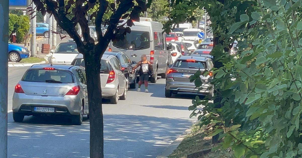 Stravična scena u Beogradu: Devojčicu koja prosi na ulici umalo zgazio ...