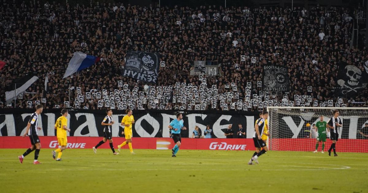 Grobari istakli zastavu sa neobičnim likom na južnoj tribini tokom meča ...