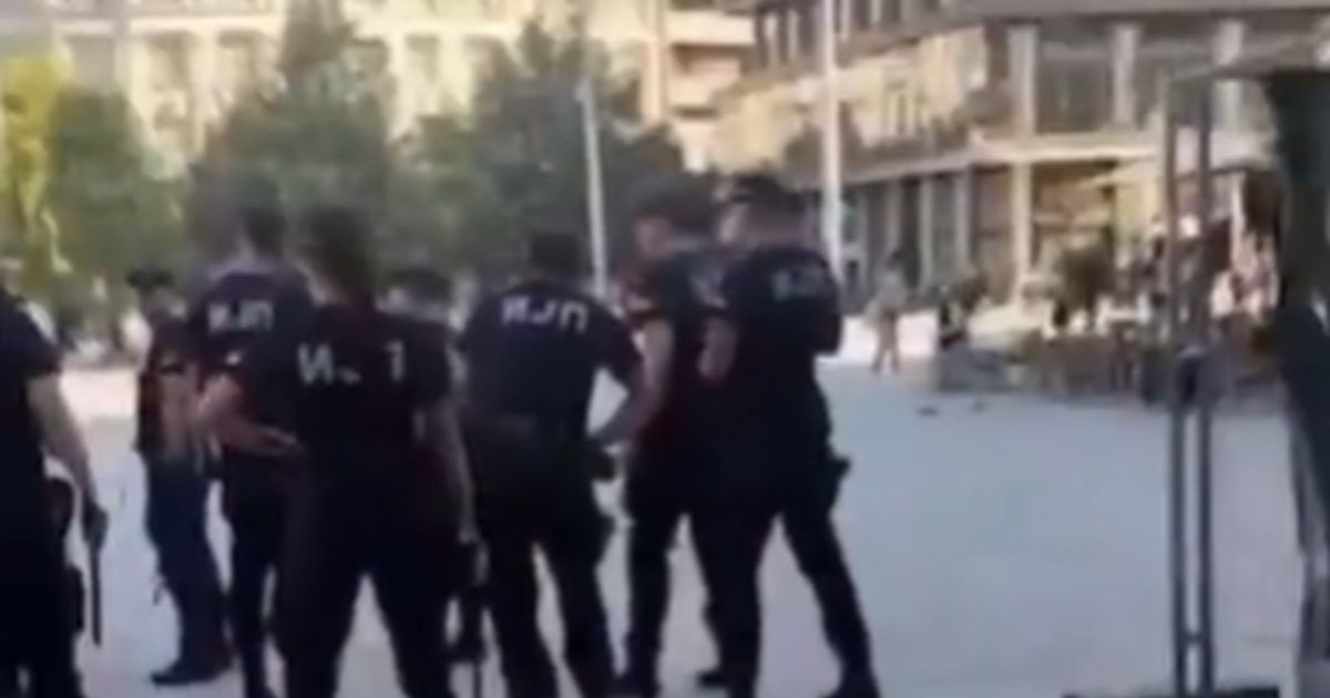Poljski huligani pohapšeni u Knez Mihailovoj, policija reagovala na divljanje navijača Leha ...