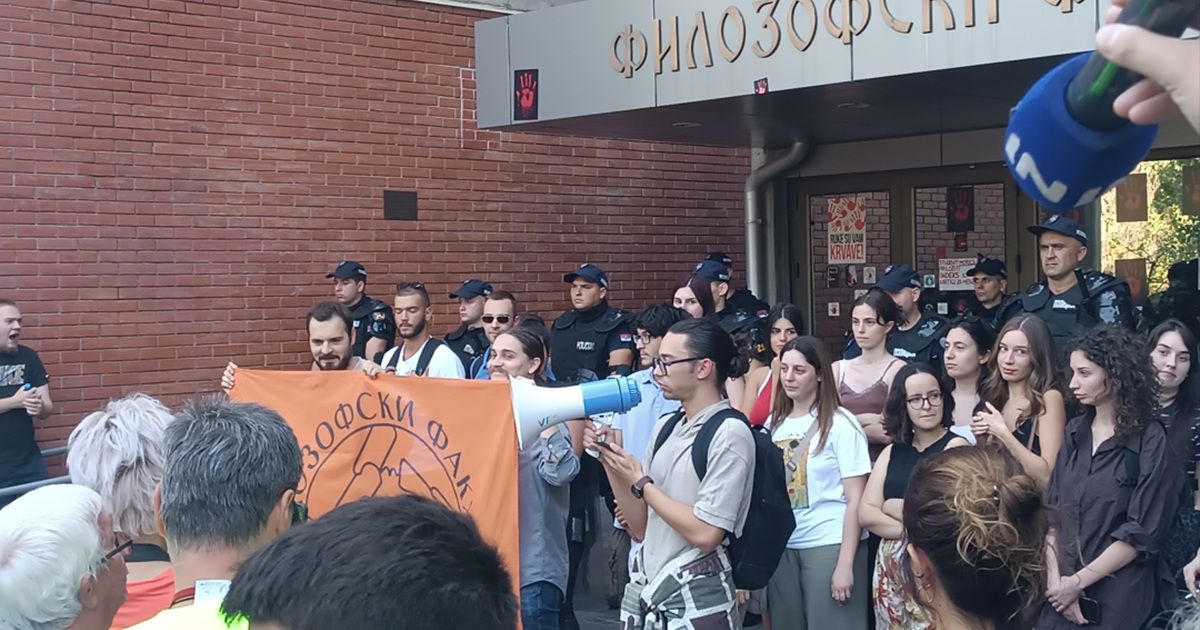 Novi skup ispred Filozofskog u NS na poziv studenata u blokadi: Policija ispred ulaza - Vesti ...