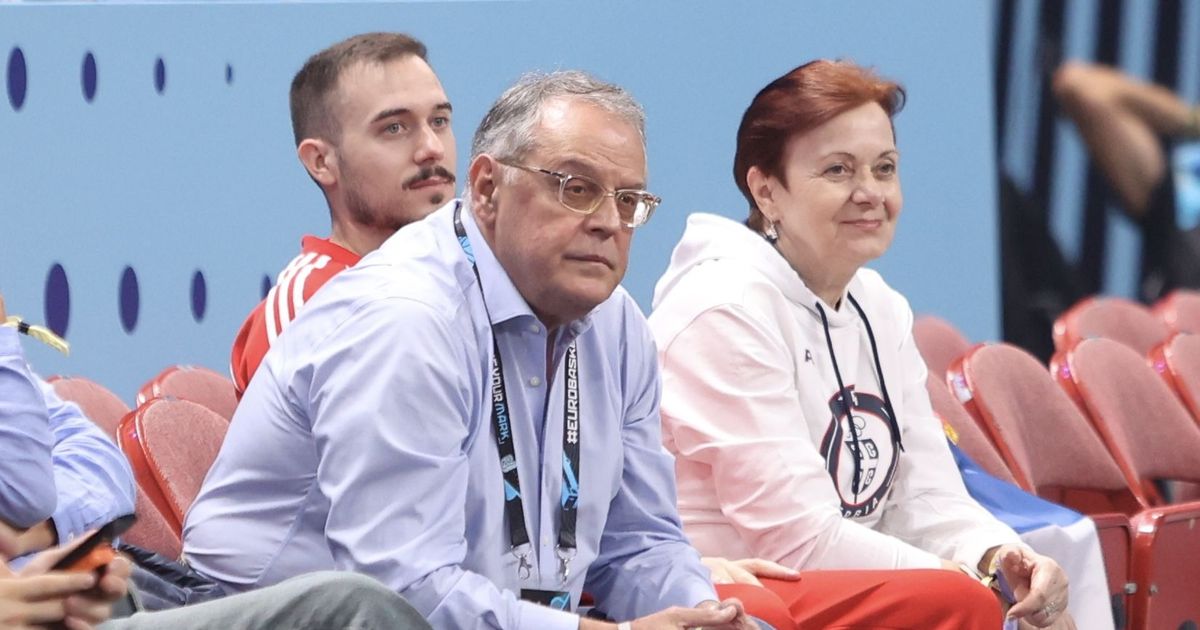 Svi se pitaju ko je misteriozna žena pored Čovića u prvom redu, iznenadićete se o kome je reč ...