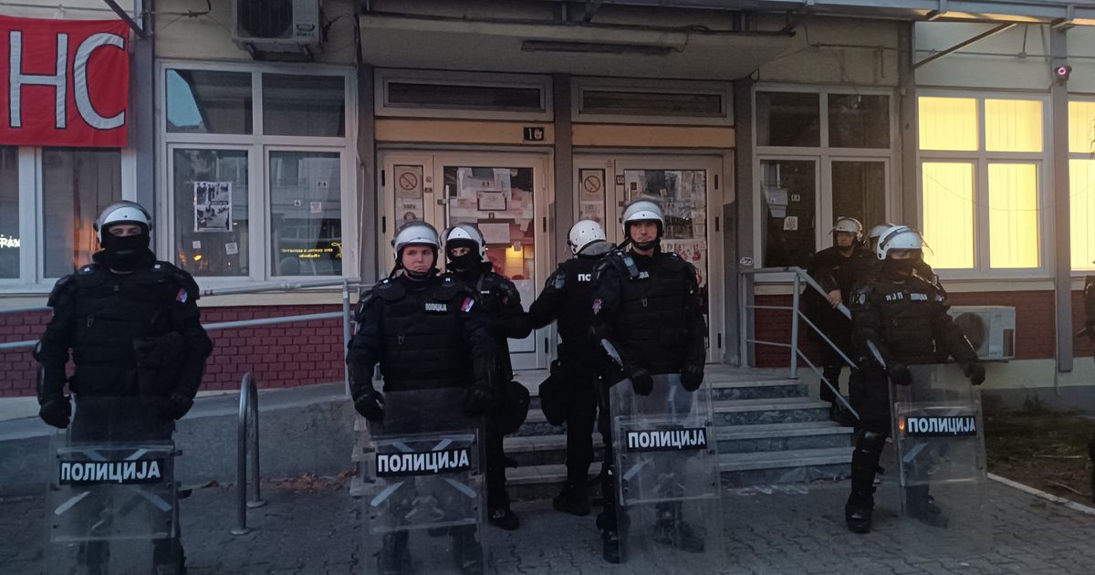 Demonstranti i policija ispred DIF-a u Novom Sadu: Studenti tvrde da su maskirane osobe noćas ...
