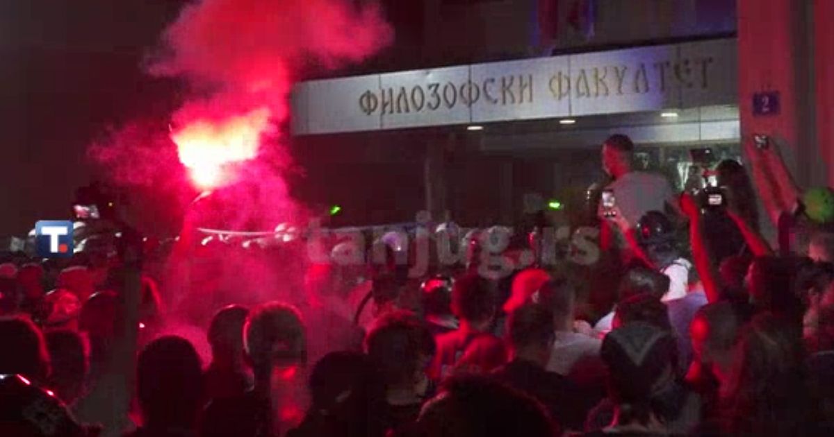 Žestok sukob u Novom Sadu: Zasuli policiju farbom i petardama ...