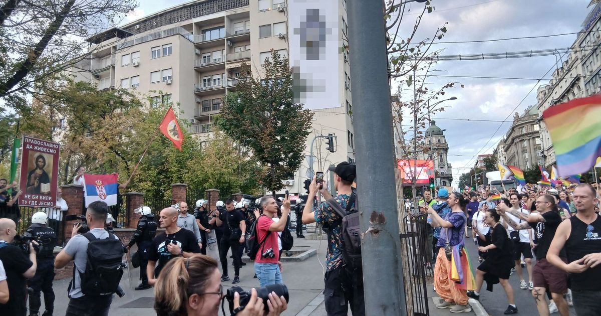Kordon policije razdvajao vernike i učesnike Parada ponosa kod ...