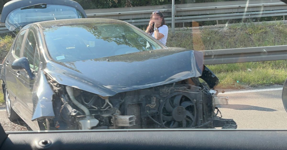 Užasnuta žena, a ispred nje razvaljen auto, delovi ispali na sve strane: Jeziv udes na auto-putu ...