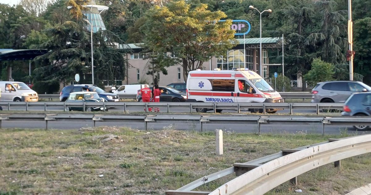 Udes kod Autokomande Mini moris se zakucao u škodu, ženu izvlačili iz ...